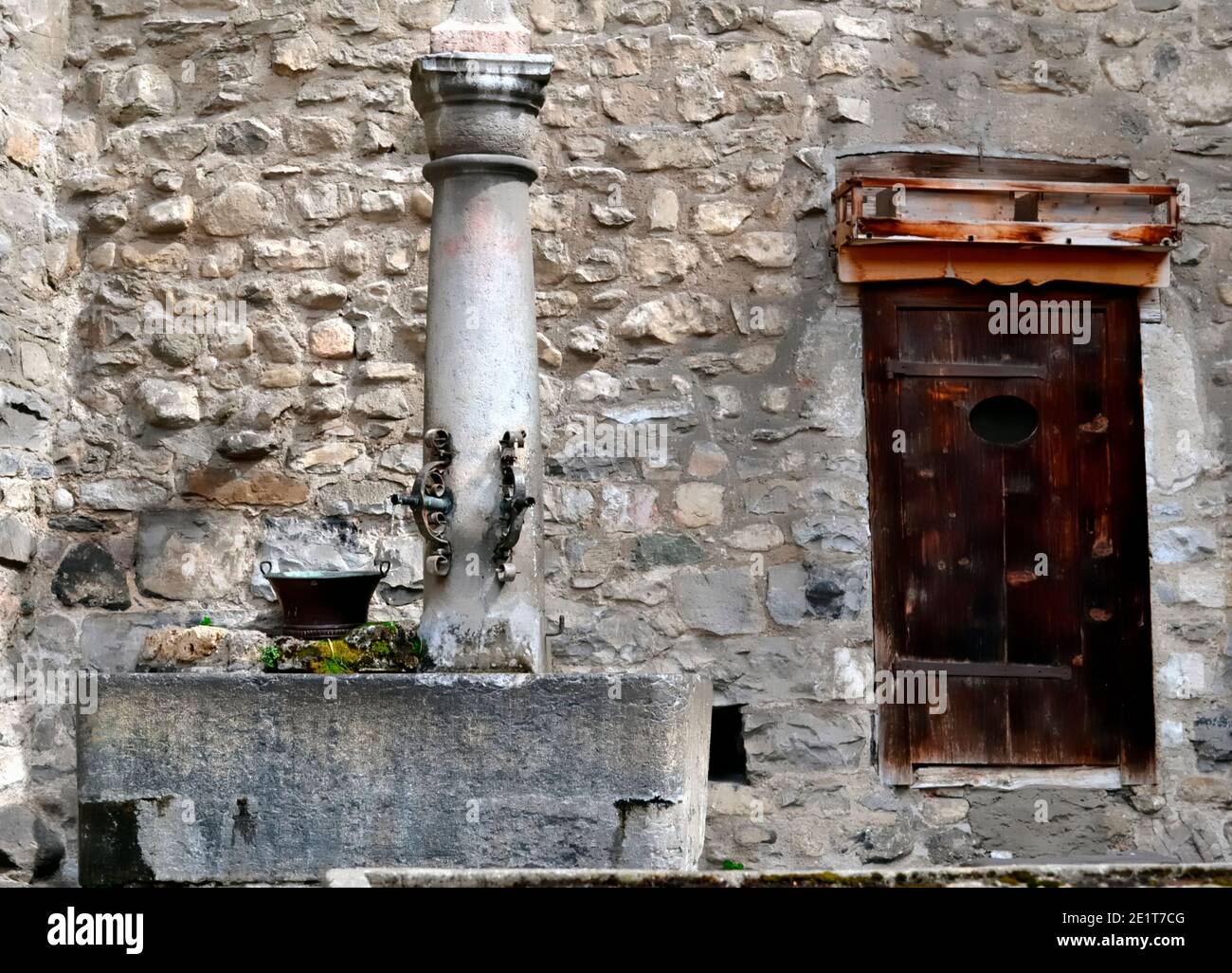 Water Well and Basin in a Castle Courtyard Stock Photo - Alamy