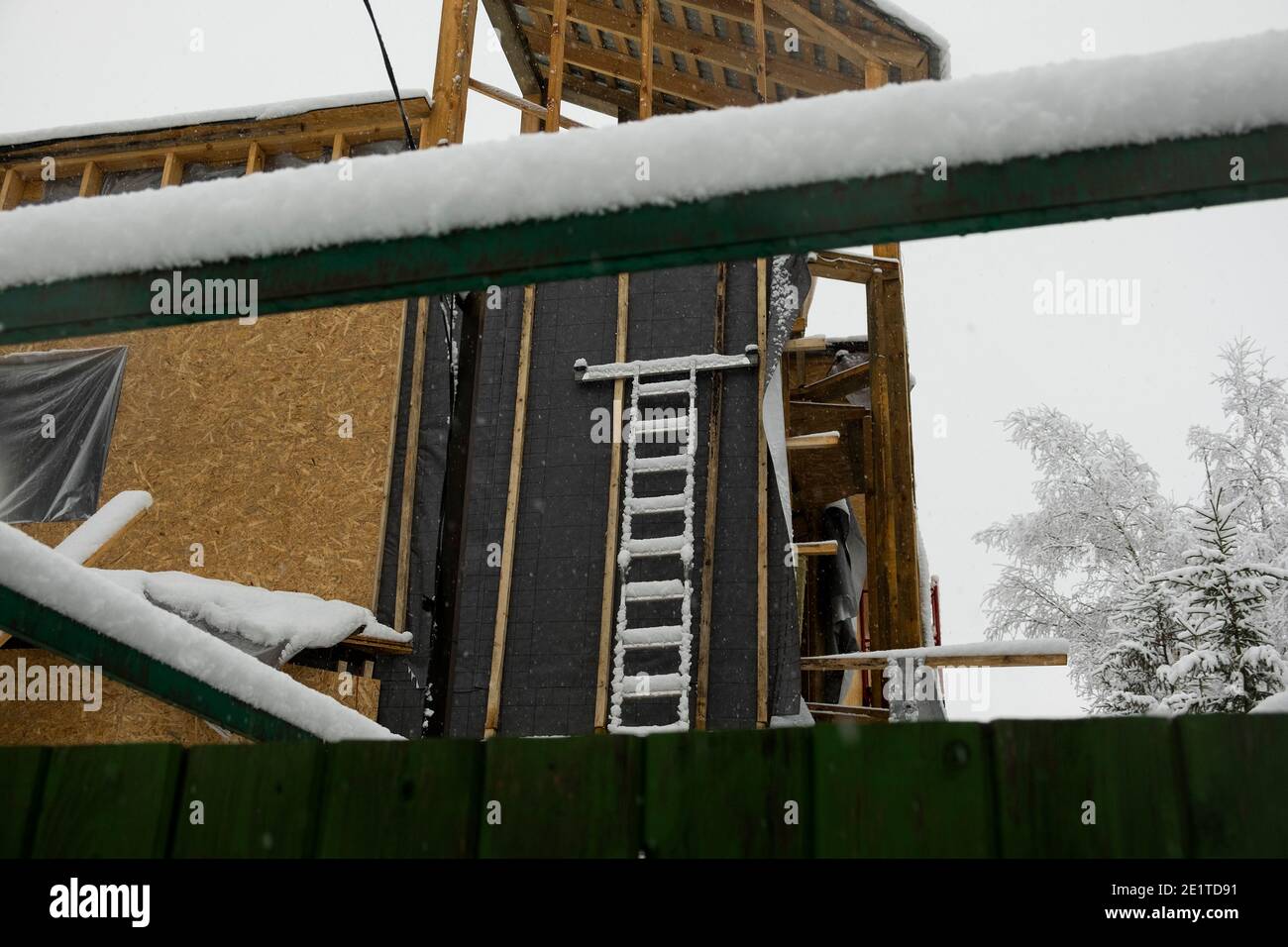 Walls insulation, outdoor shot of unfinished building, winter scene ...