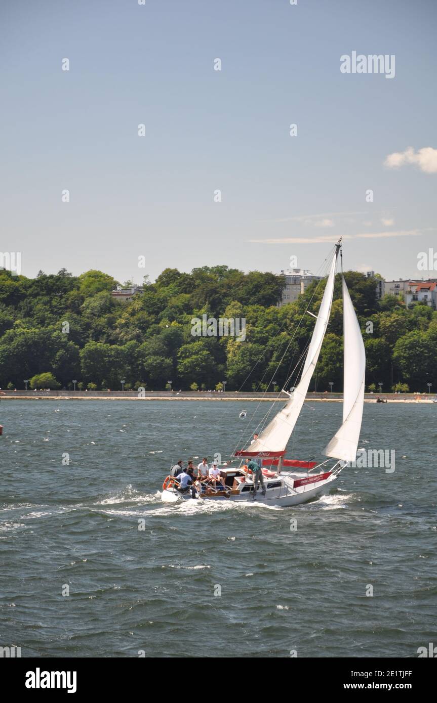 Yacht in full sail hi-res stock photography and images - Alamy