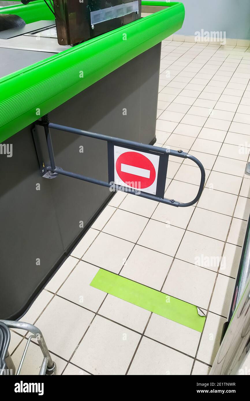 Closed supermarket signage hi-res stock photography and images - Alamy