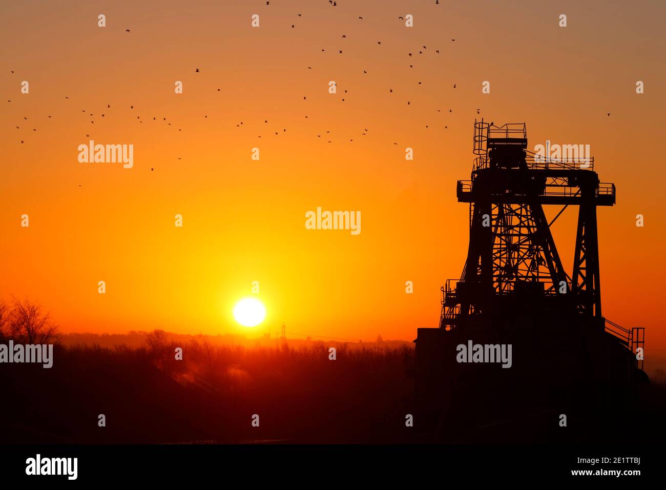 Dragline silhouette hi-res stock photography and images - Alamy