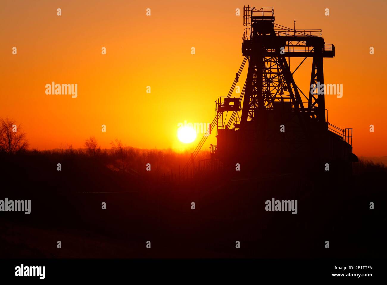 Walking dragline silhouette hi-res stock photography and images - Alamy
