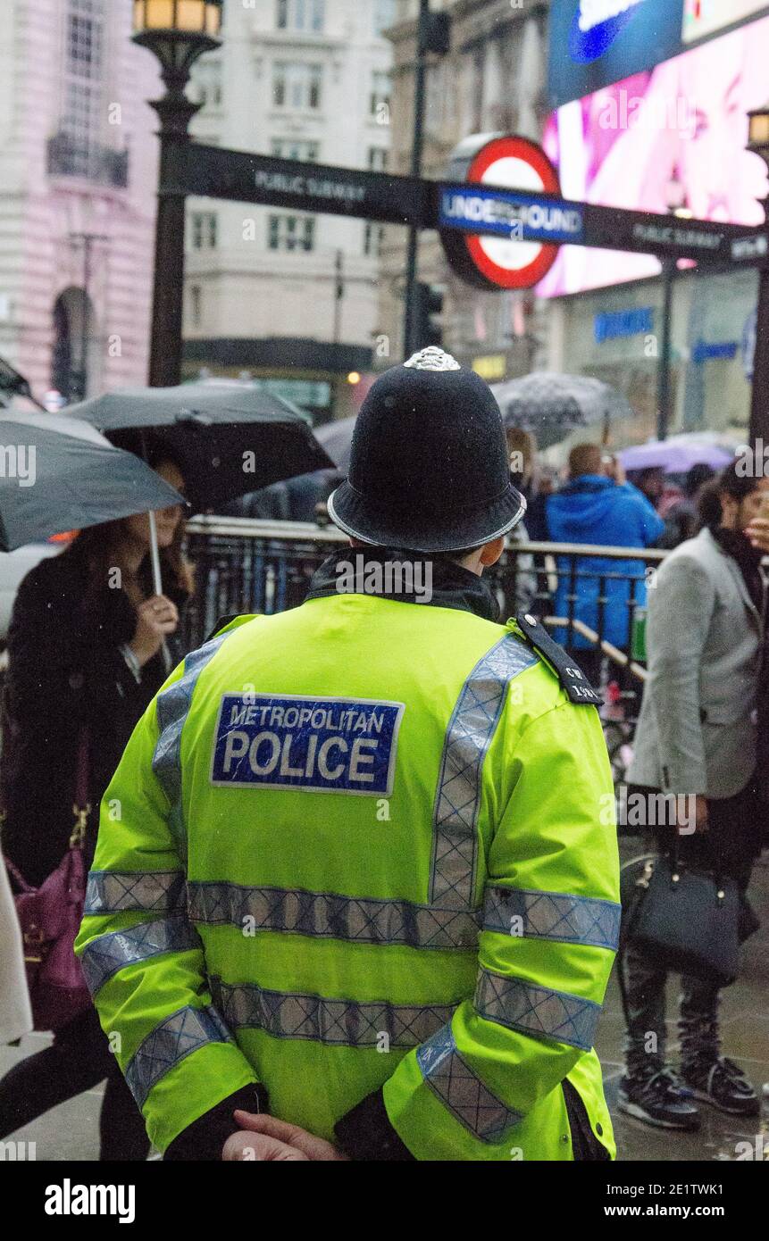 British transport police officers hi-res stock photography and images ...