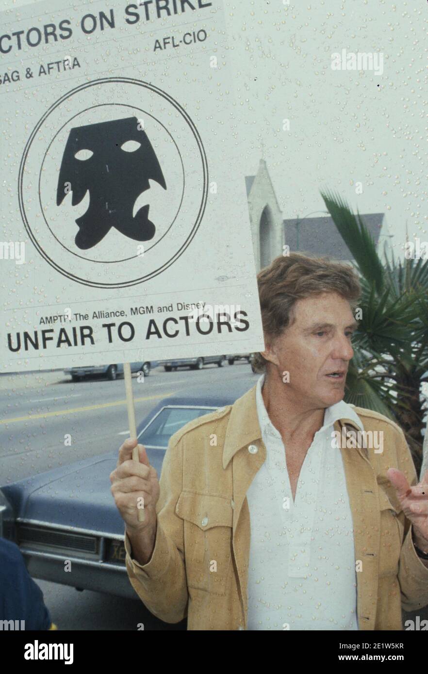 ROBERT STACK r7310 Credit: Ralph Dominguez/MediaPunch Stock Photo - Alamy