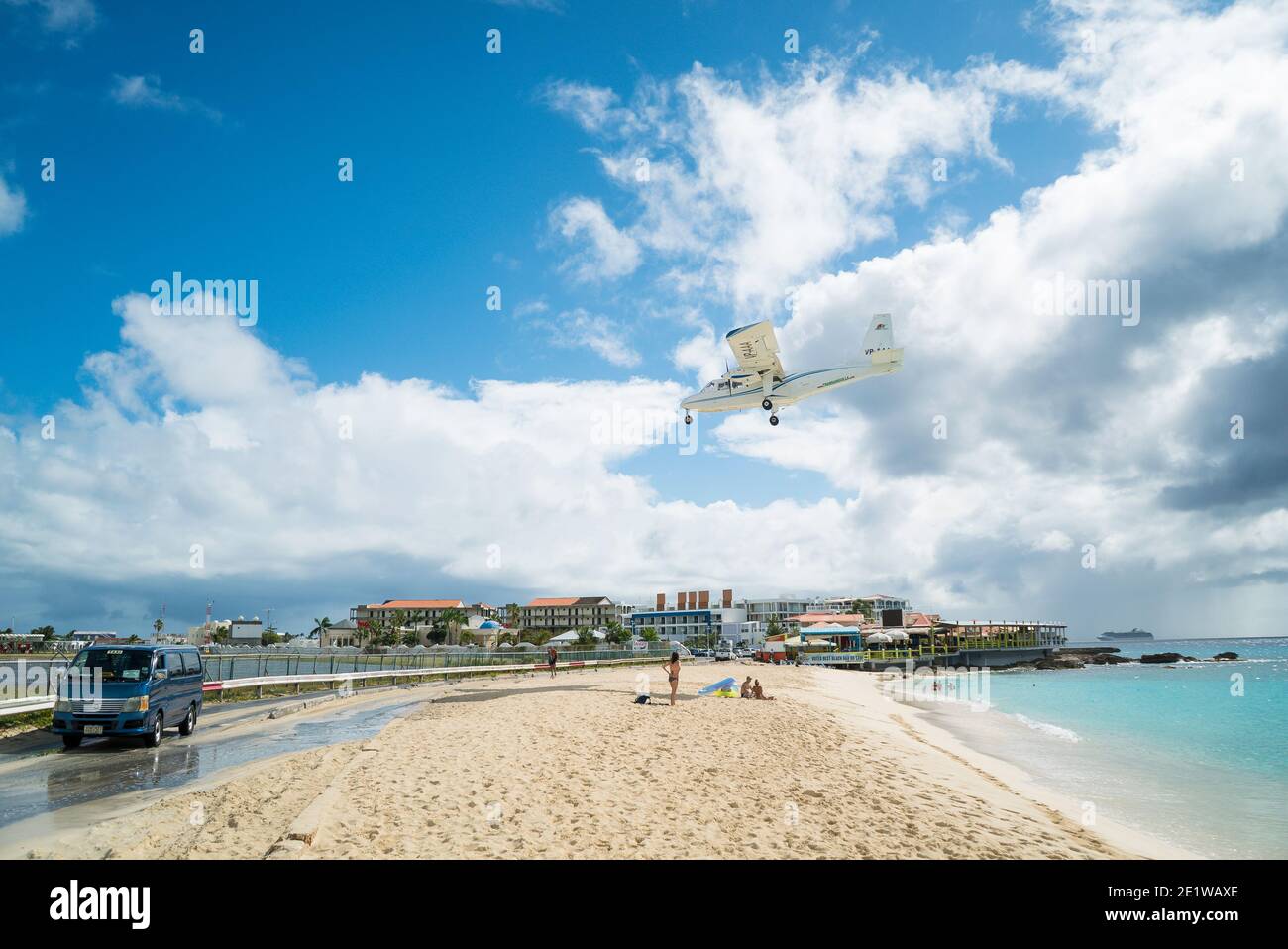 Landing st maarten airport hi-res stock photography and images - Alamy