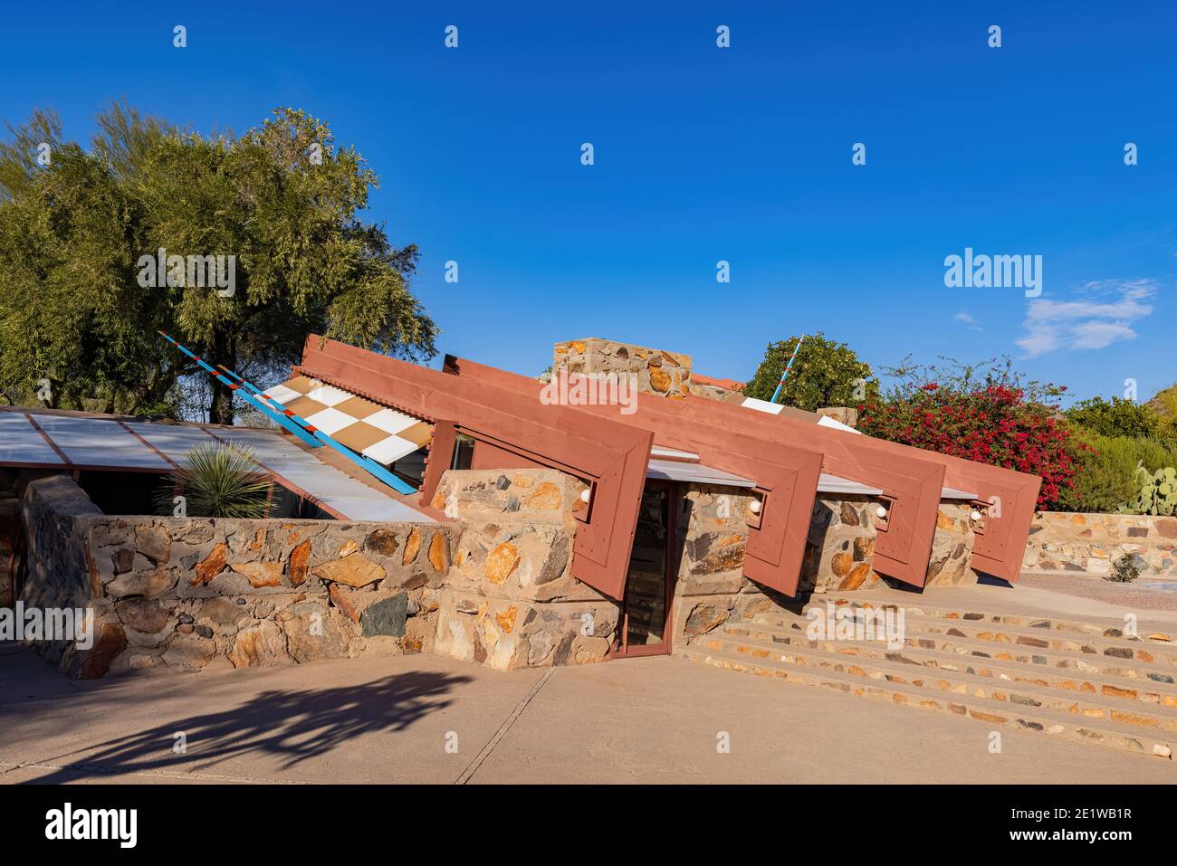Taliesin house exterior architecture hi-res stock photography and ...