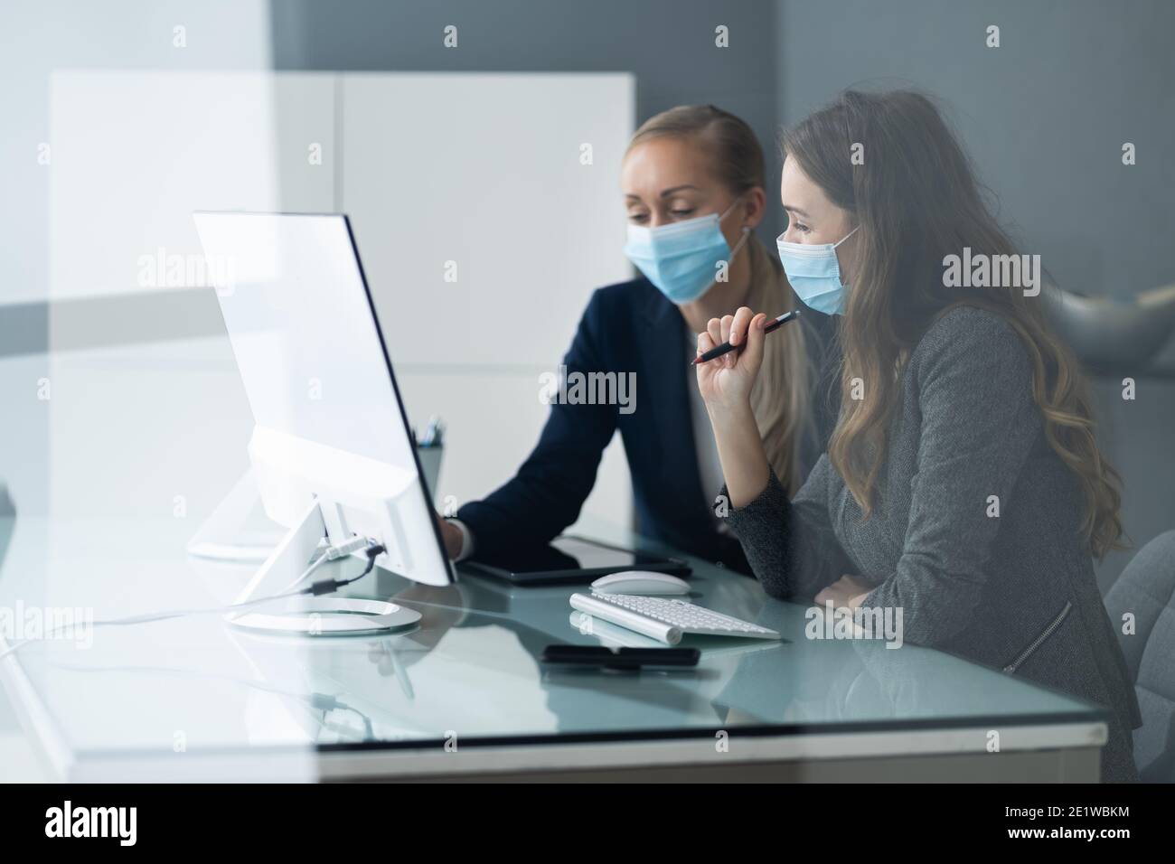 Business Meeting At Computer Desk With Face Mask Stock Photo - Alamy