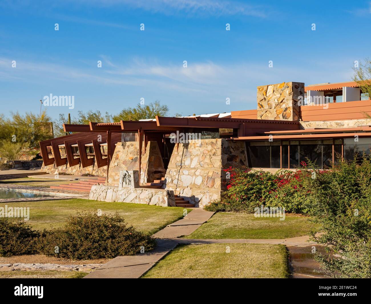 Taliesin house exterior architecture hi-res stock photography and ...