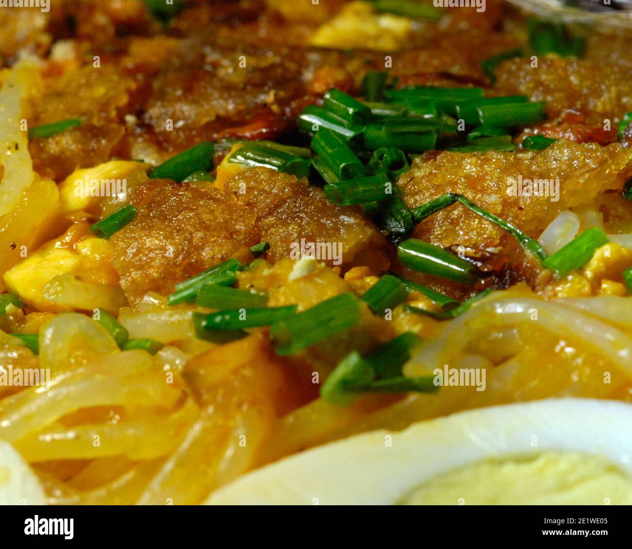 Traditional Filipino dish consisting of thin rice noodles doused with ...