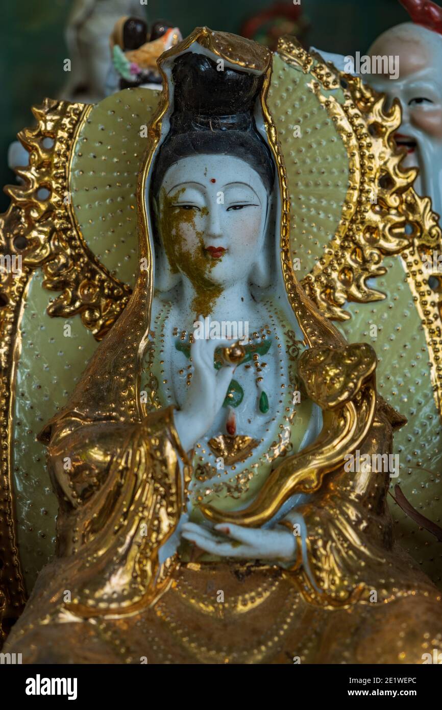 Golden Guan Yu Statue in Wah Kwai, Hong Kong, a beautiful symbol of ...