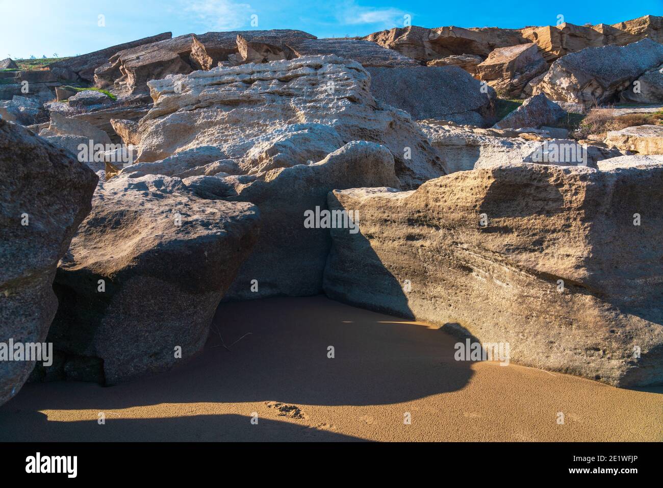 Seashore with big rock hi-res stock photography and images - Alamy