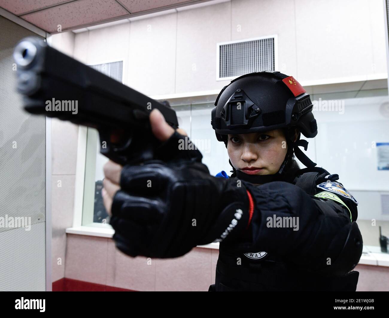 Policewomen shooting hi-res stock photography and images - Alamy