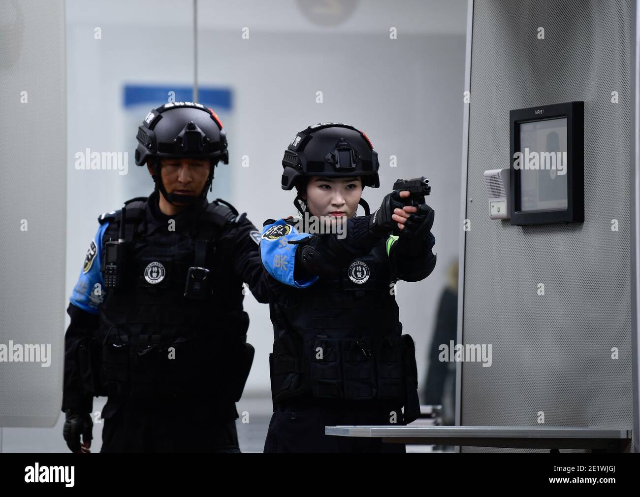 Policewomen shooting hi-res stock photography and images - Alamy