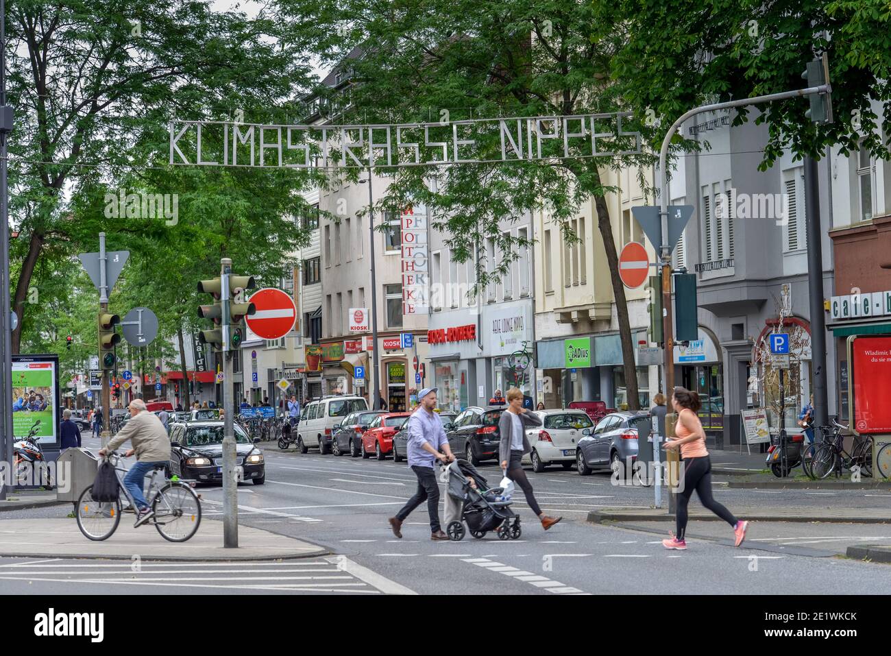 Strassenszene, Neusser Strasse, Nippes, Koeln, Nordrhein-Westfalen ...