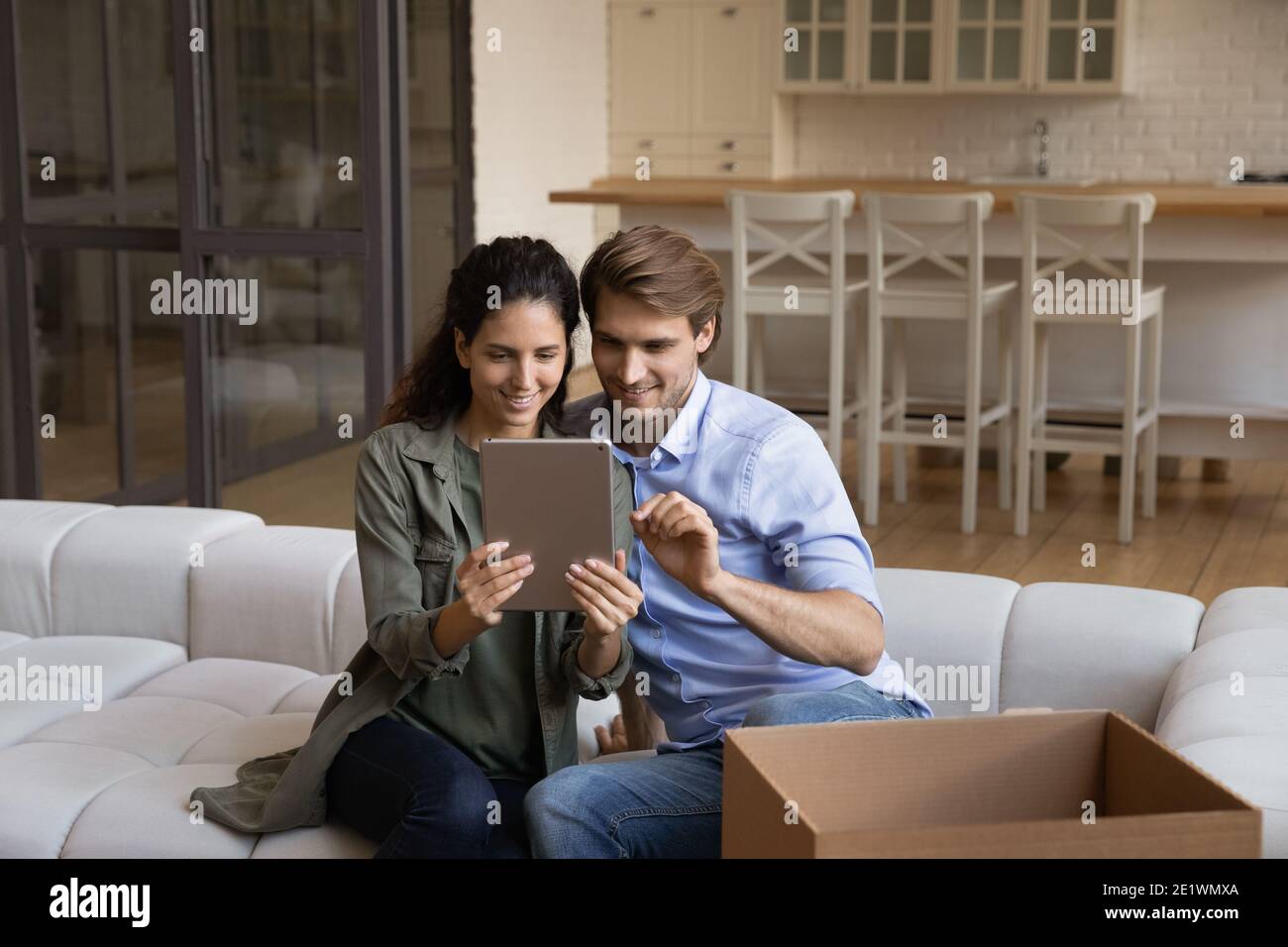 Digital tablet moving boxes hi-res stock photography and images - Alamy