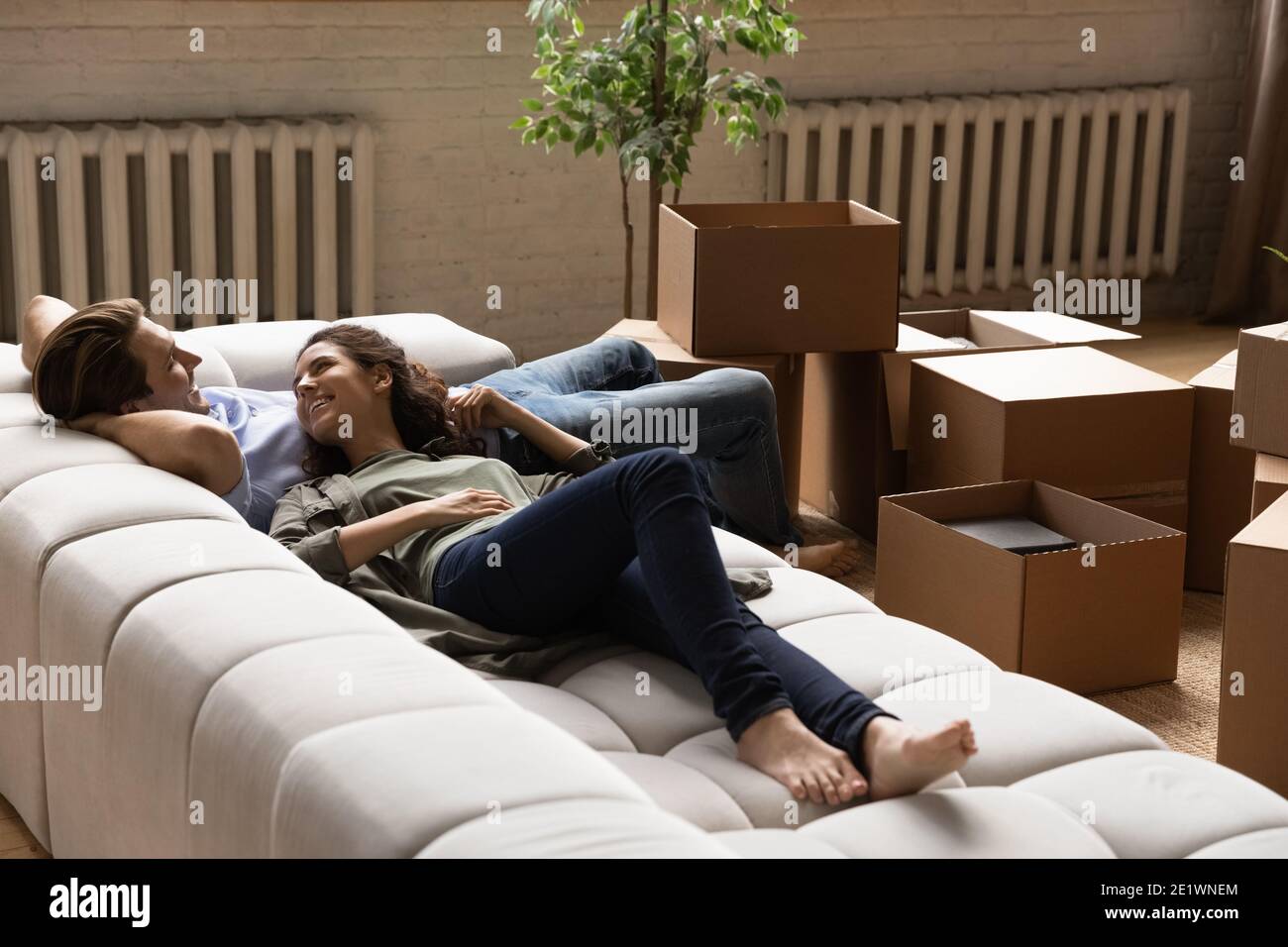 Moving concept man boxes hi-res stock photography and images - Alamy