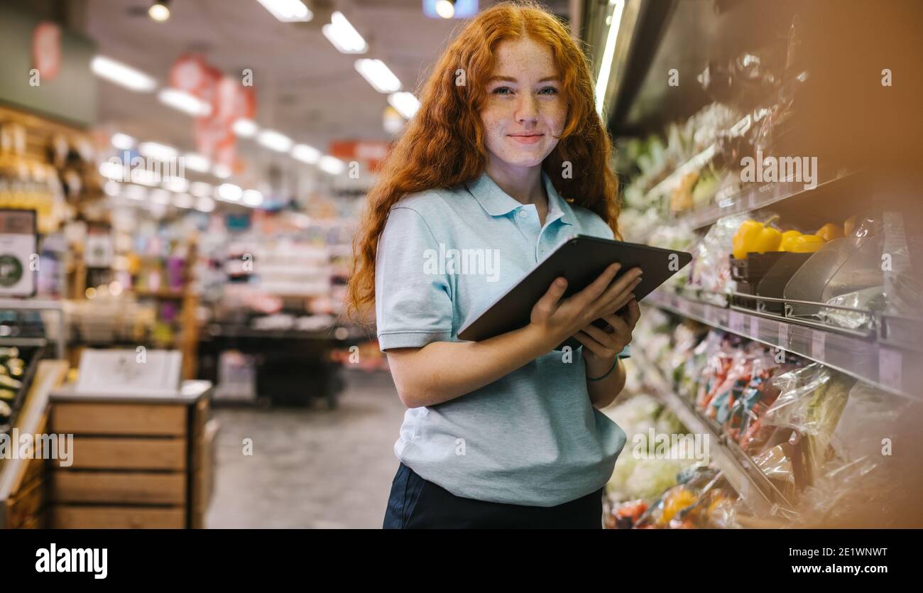 Grocery store employee hi-res stock photography and images - Alamy