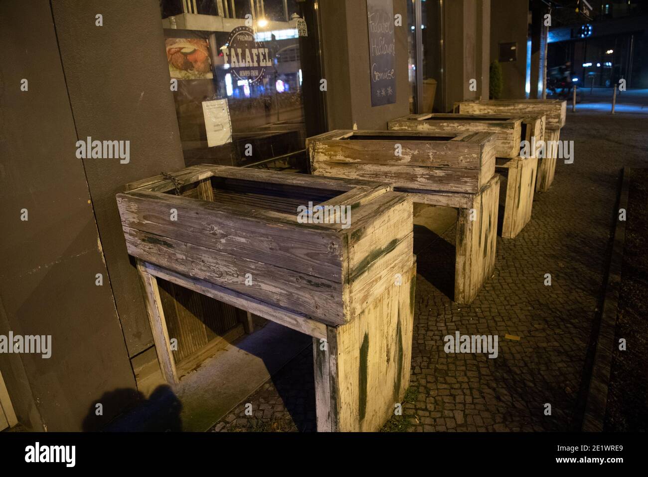Raised tables hi-res stock photography and images - Alamy