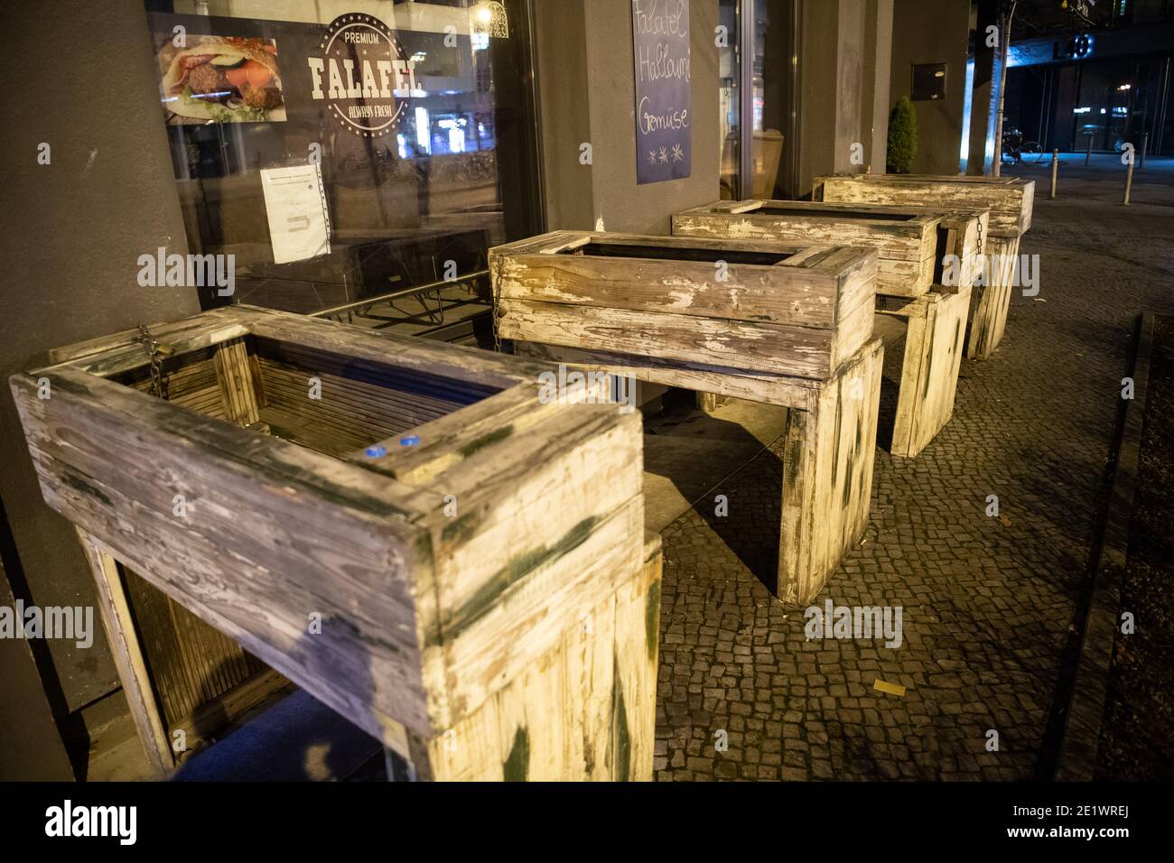 Raised tables hi-res stock photography and images - Alamy
