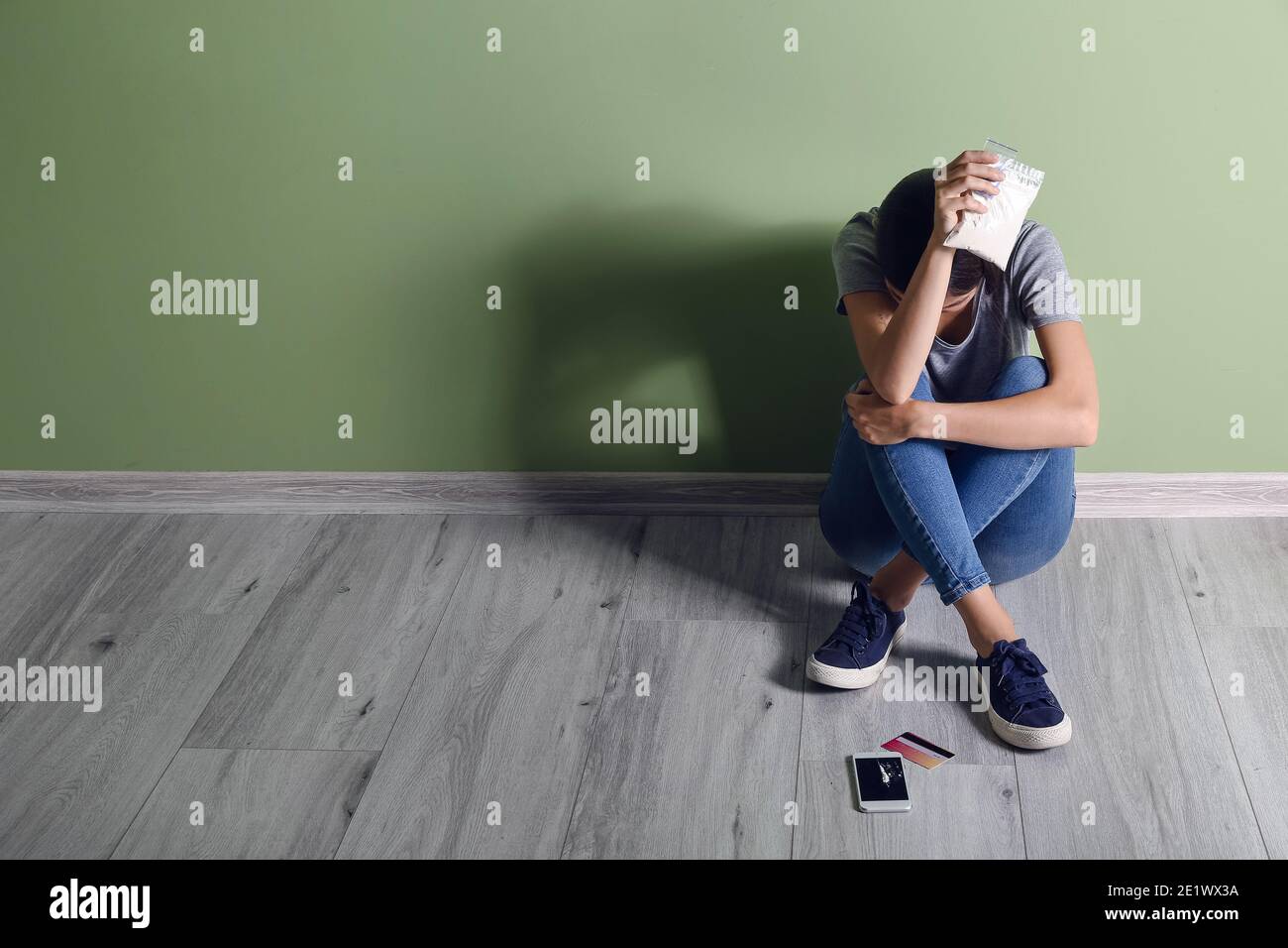 Crack cocaine and mobile phone hi-res stock photography and images - Alamy