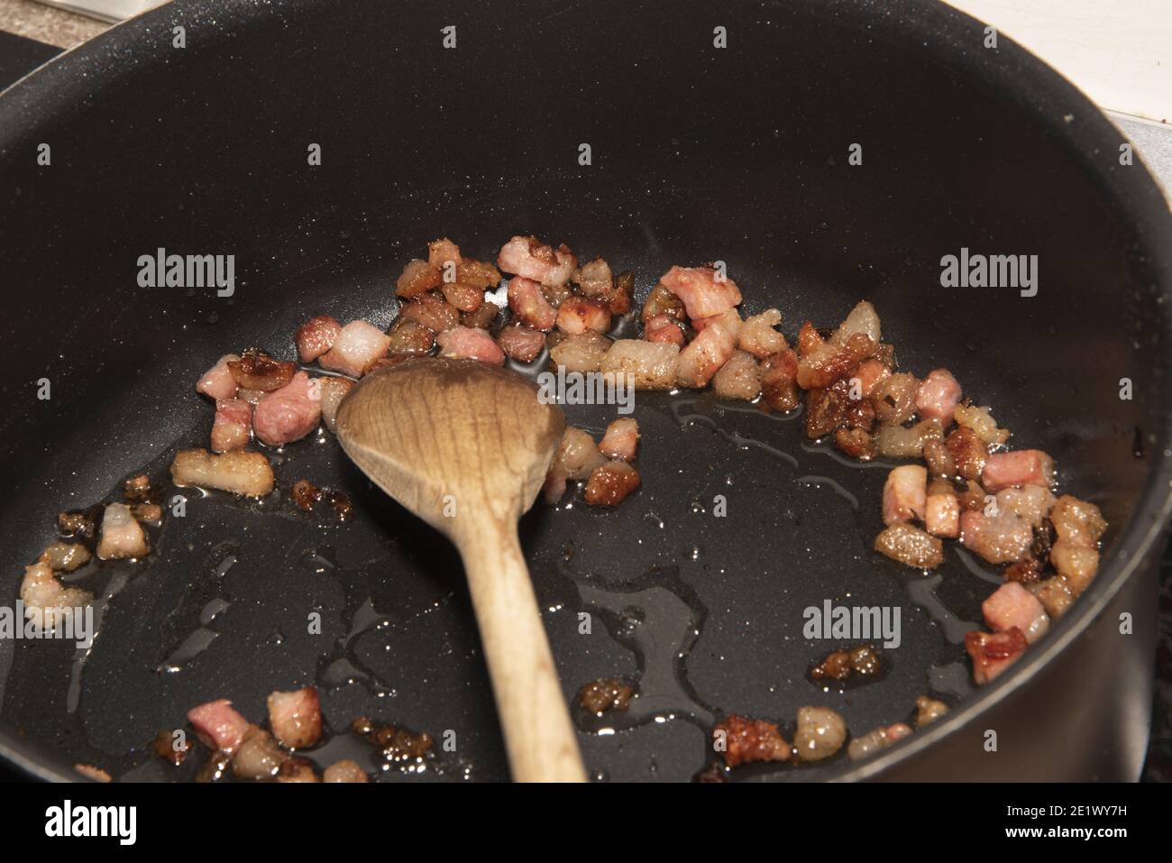 Guanciale che cuoce in padella per il sugo alla carbonara Stock Photo ...