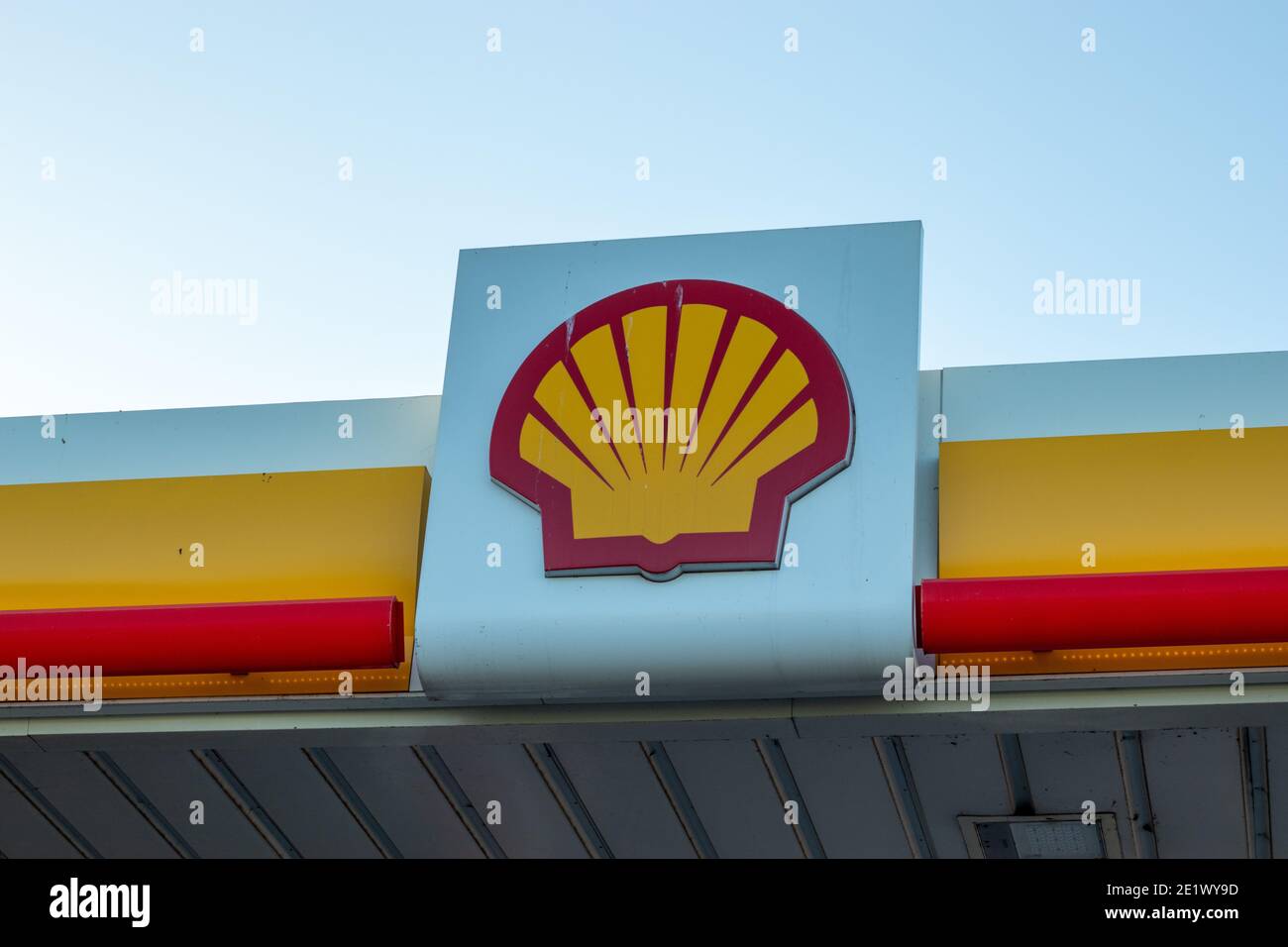 Shell logo hi-res stock photography and images - Alamy