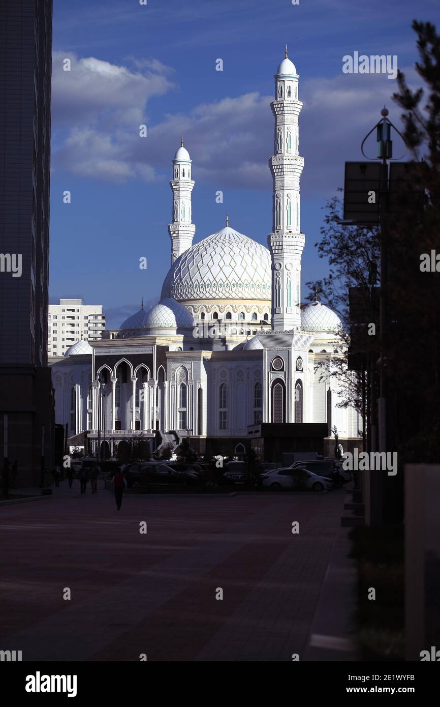 Religious modern mosque building hi-res stock photography and images ...