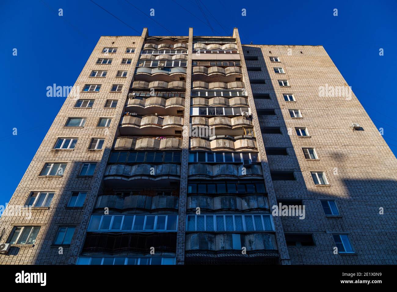 Mid rise condominium building hi-res stock photography and images - Alamy