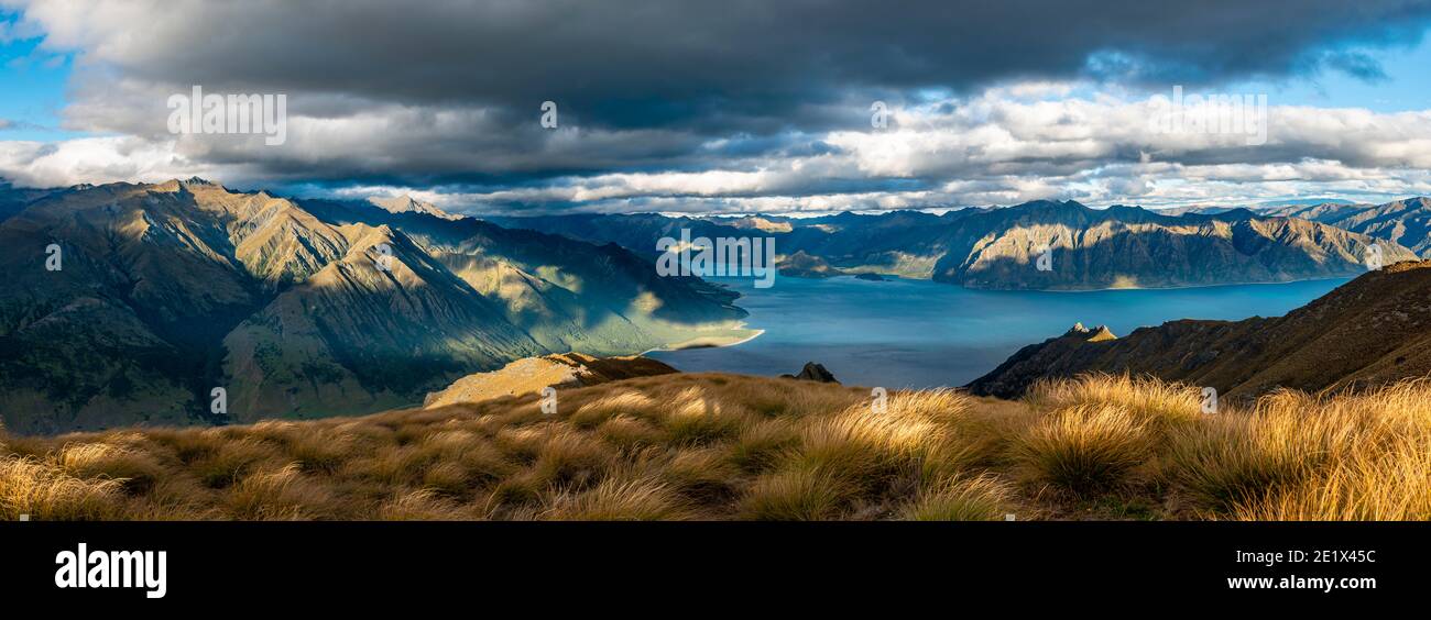 View of Lake Hawea in the evening light, lake and mountain landscape ...