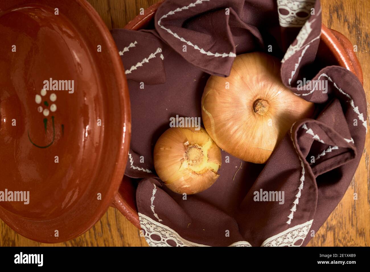 Man hands cutting onion hi-res stock photography and images - Alamy