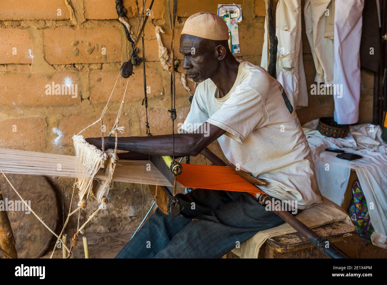 Man waiving on a traditional loom, National museum, Niamey, Niger Stock ...