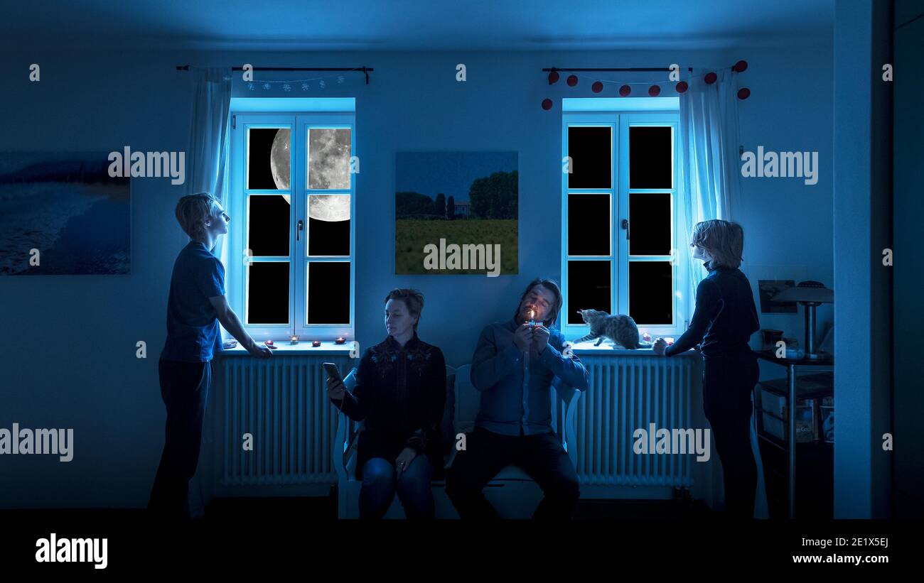 Family watching full moon hi-res stock photography and images - Alamy