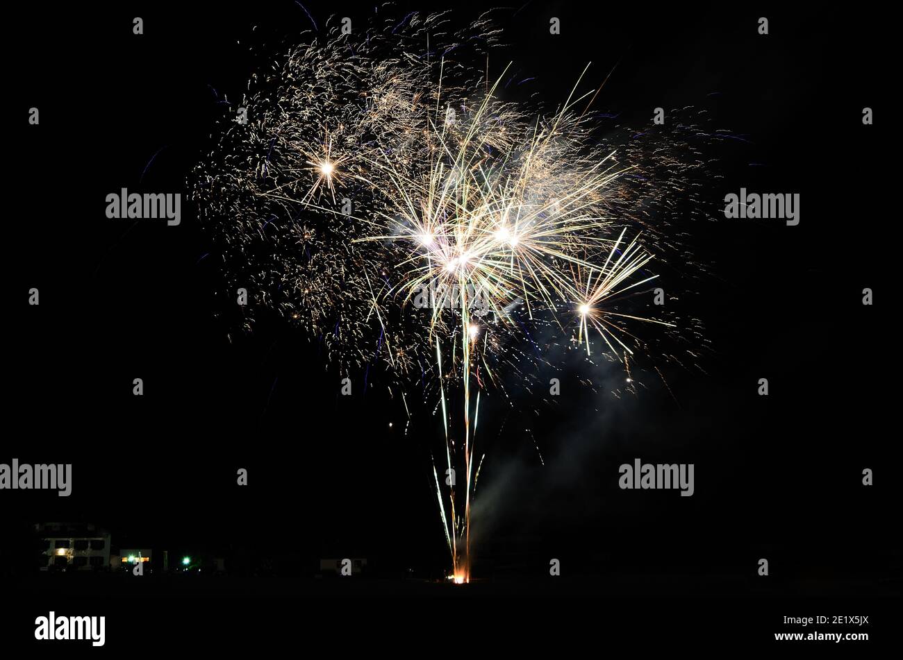 White fireworks hi-res stock photography and images - Alamy