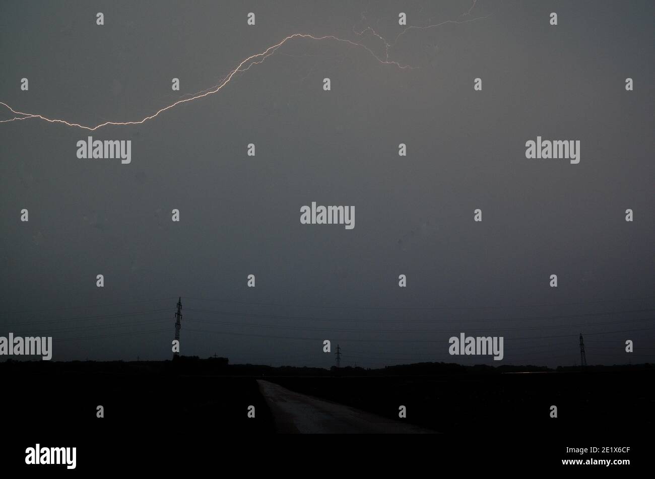 Horizontal lightning hi-res stock photography and images - Alamy