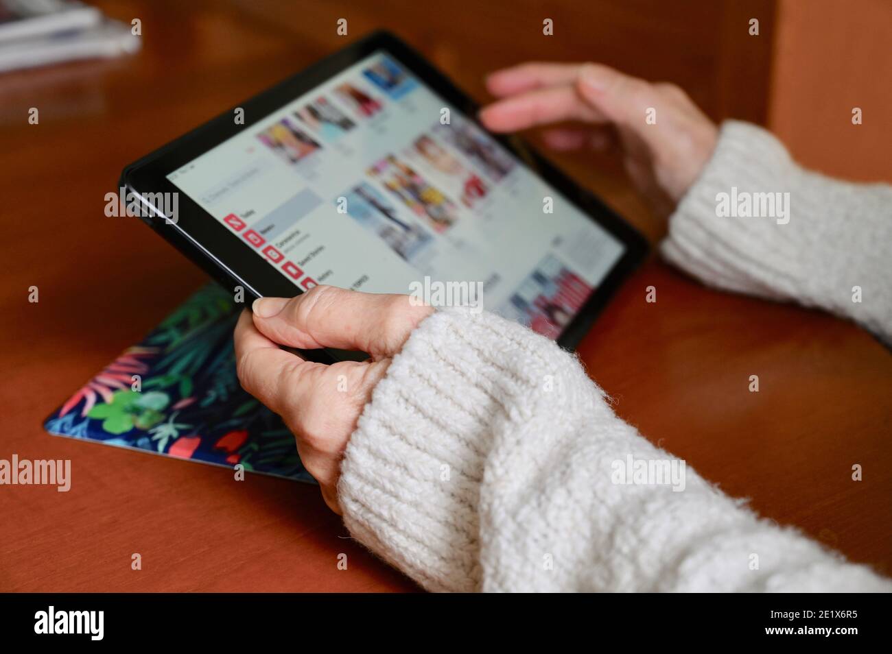 Ipad screen hi-res stock photography and images - Alamy