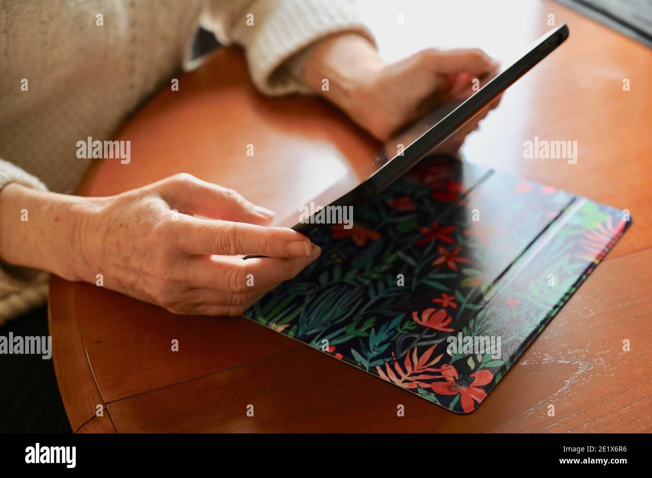 Reading from tablet hi-res stock photography and images - Alamy