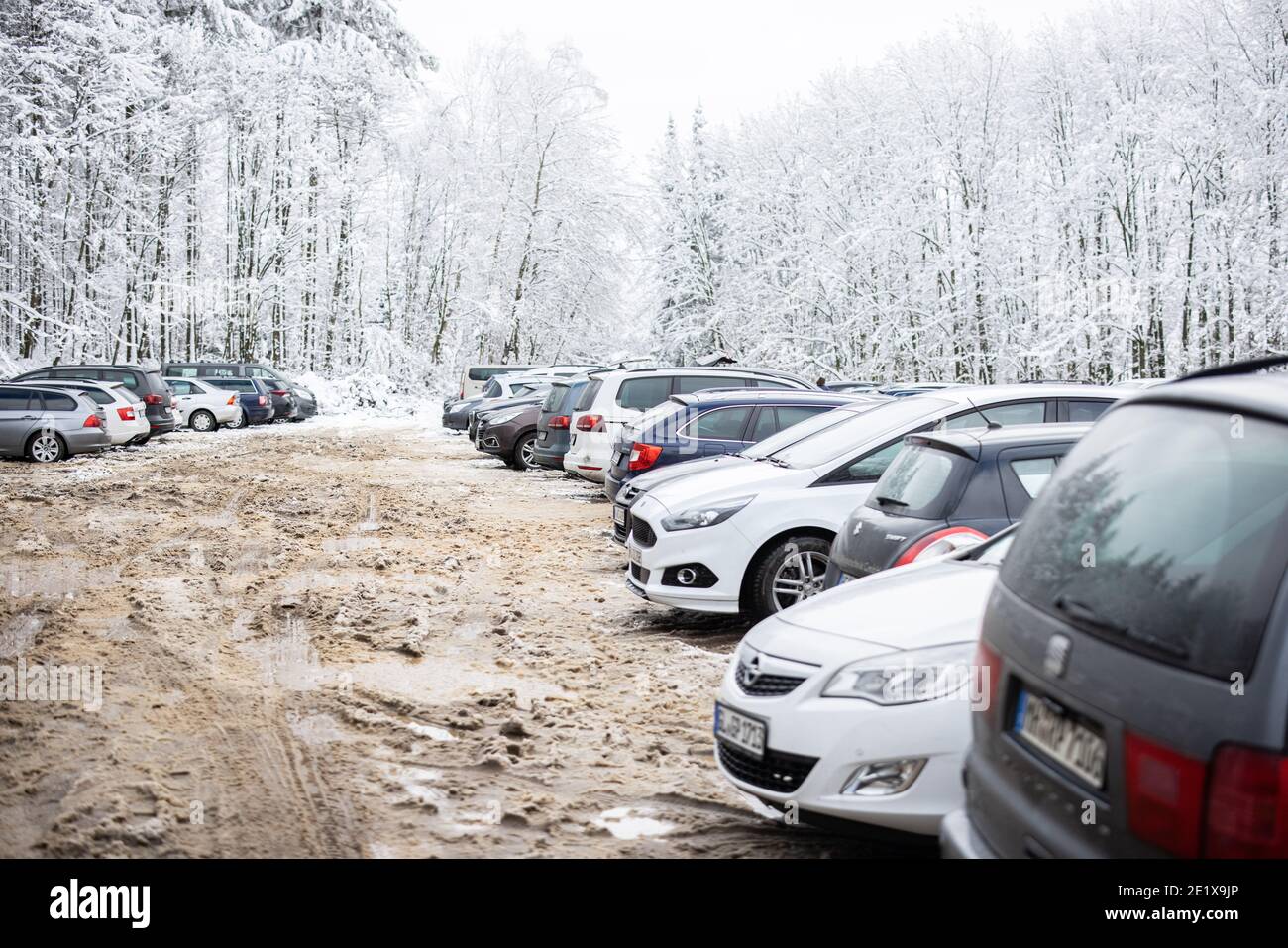 Overcrowded car park hi-res stock photography and images - Alamy