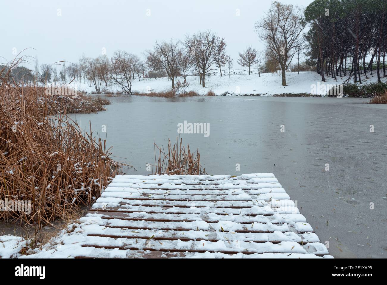 Snowy dock hi-res stock photography and images - Alamy