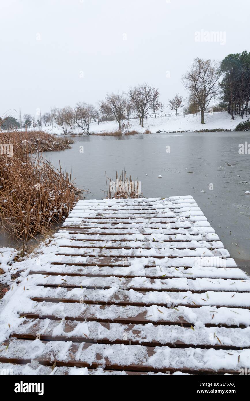 Snowy dock hi-res stock photography and images - Alamy
