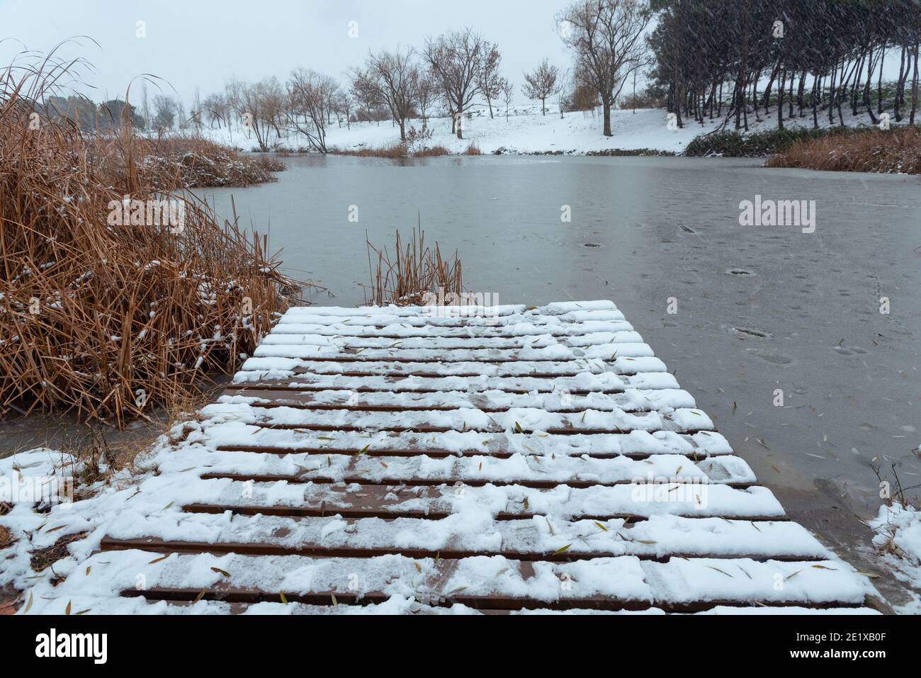 Snowy dock hi-res stock photography and images - Alamy