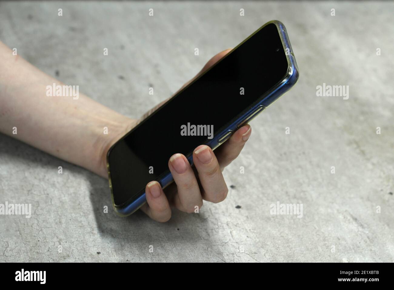 Woman showing off photo on phone hi-res stock photography and images ...