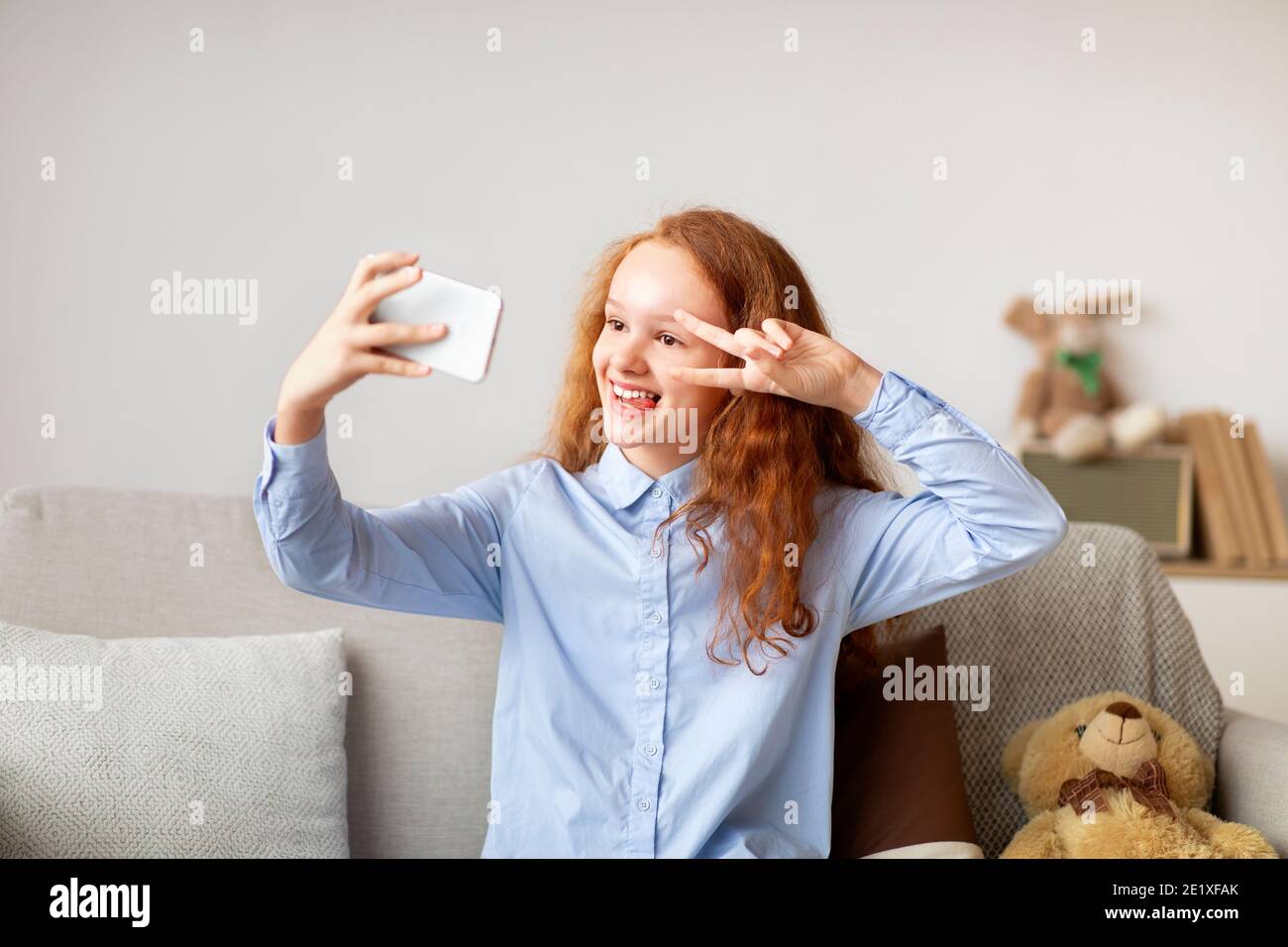 Teen taking photo school camera hi-res stock photography and images - Alamy