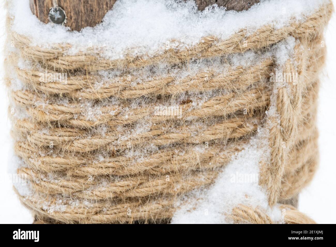 Wood logs tied rope hi-res stock photography and images - Alamy