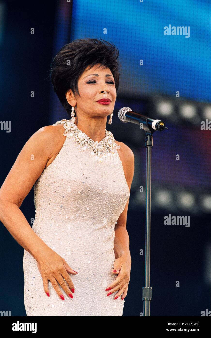 Shirley Bassey On Stage At The Safeway Picnic In The Park 2002 Held In Hyde Park London Uk