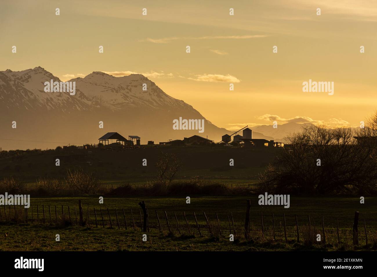 Barn silo silhouette sunset hi-res stock photography and images - Alamy