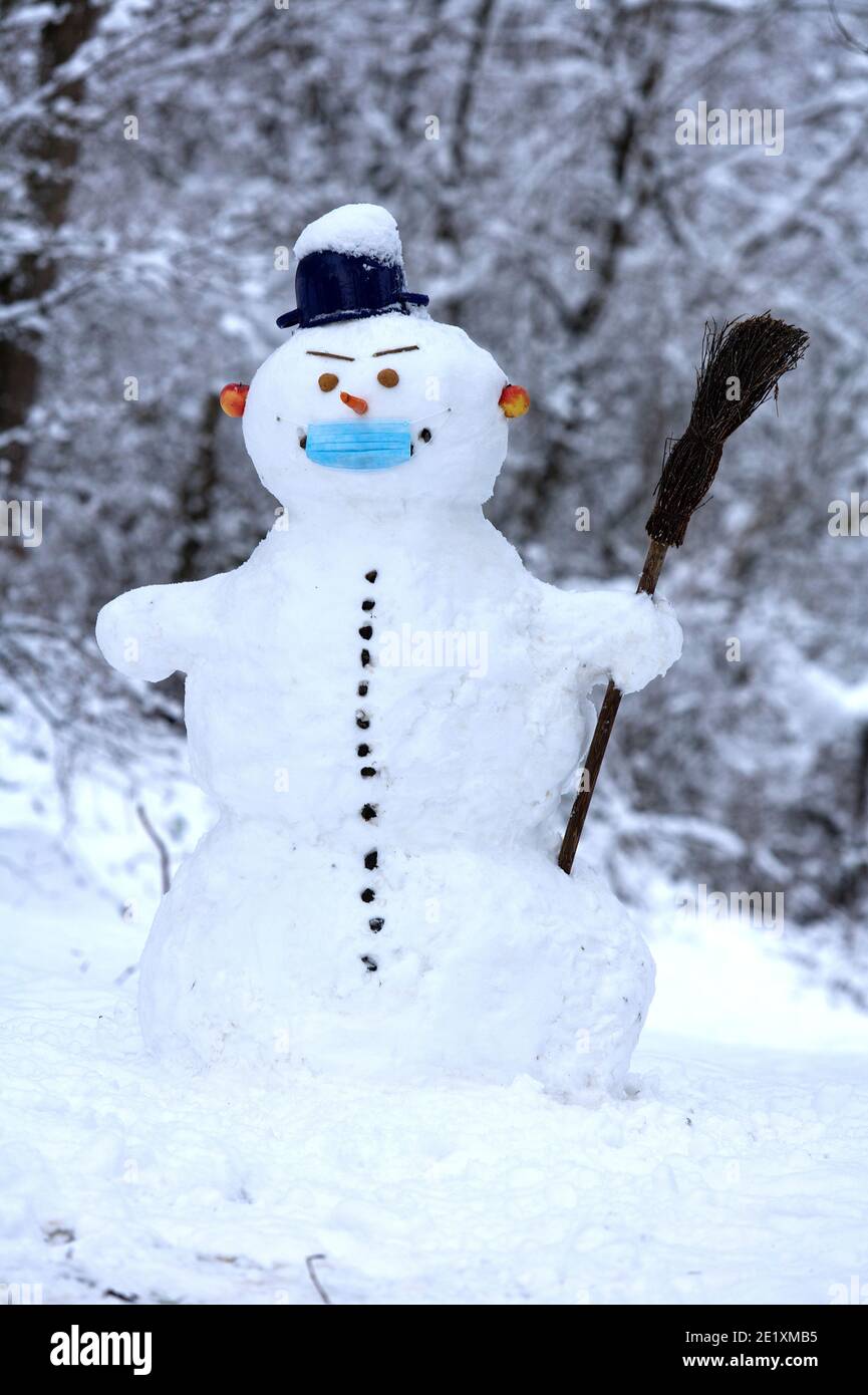 Snowman statue carrot nose hi-res stock photography and images - Alamy