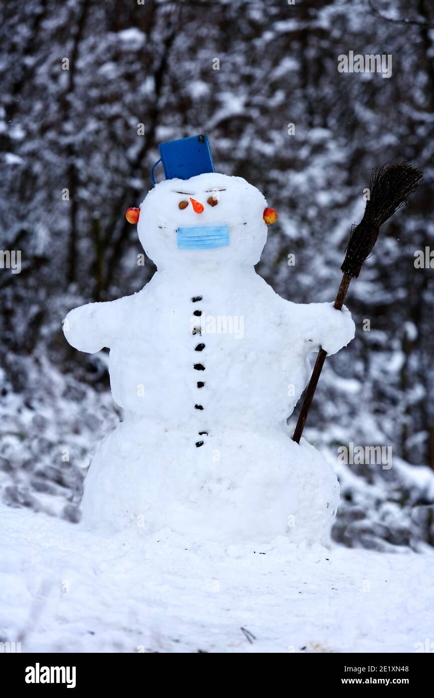 Snowman mask hi-res stock photography and images - Alamy