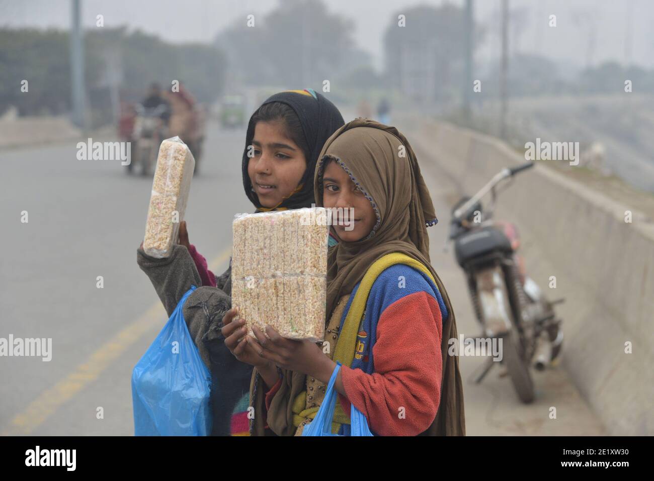 Pakistani Commuters make their way amid dense fog on a cold winter ...