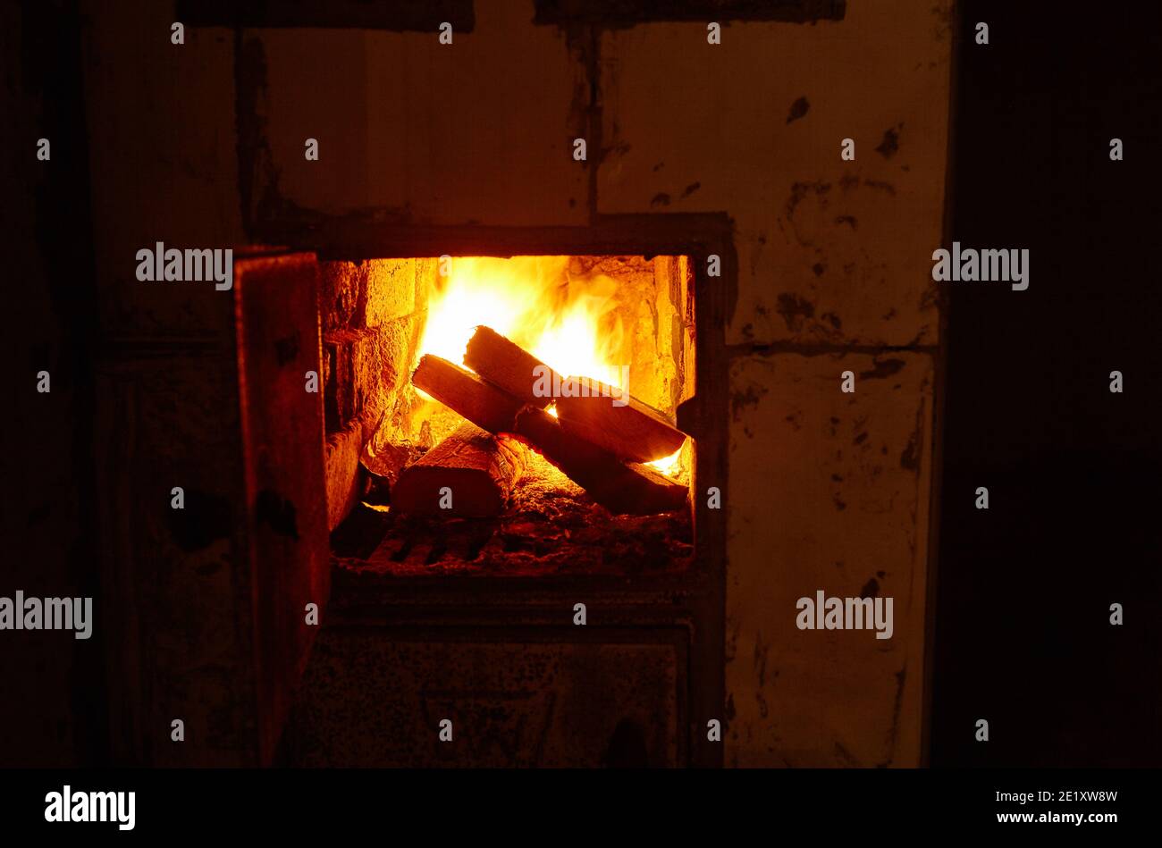 Burning wood billet hi-res stock photography and images - Alamy