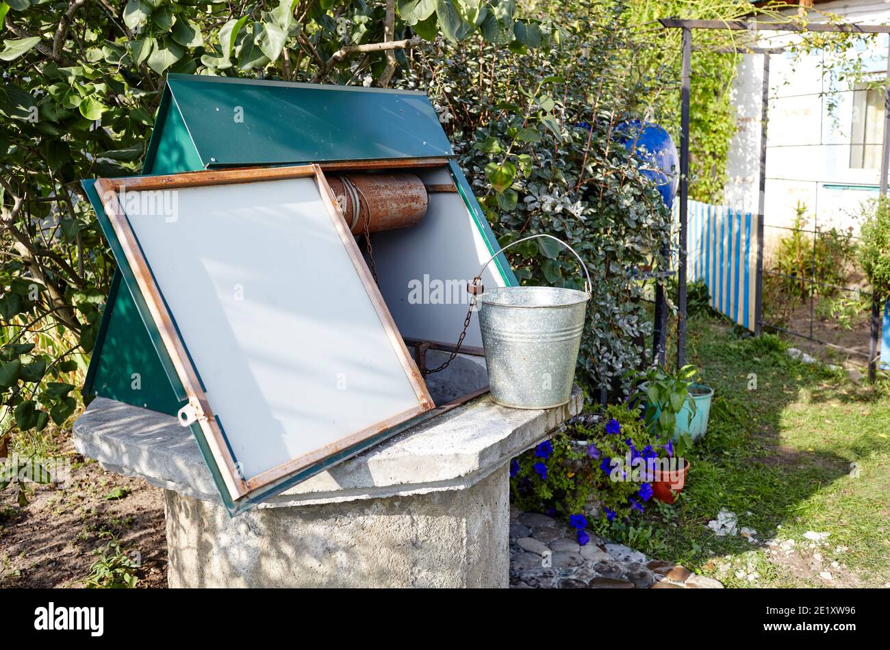 Wishing well roof hi-res stock photography and images - Alamy